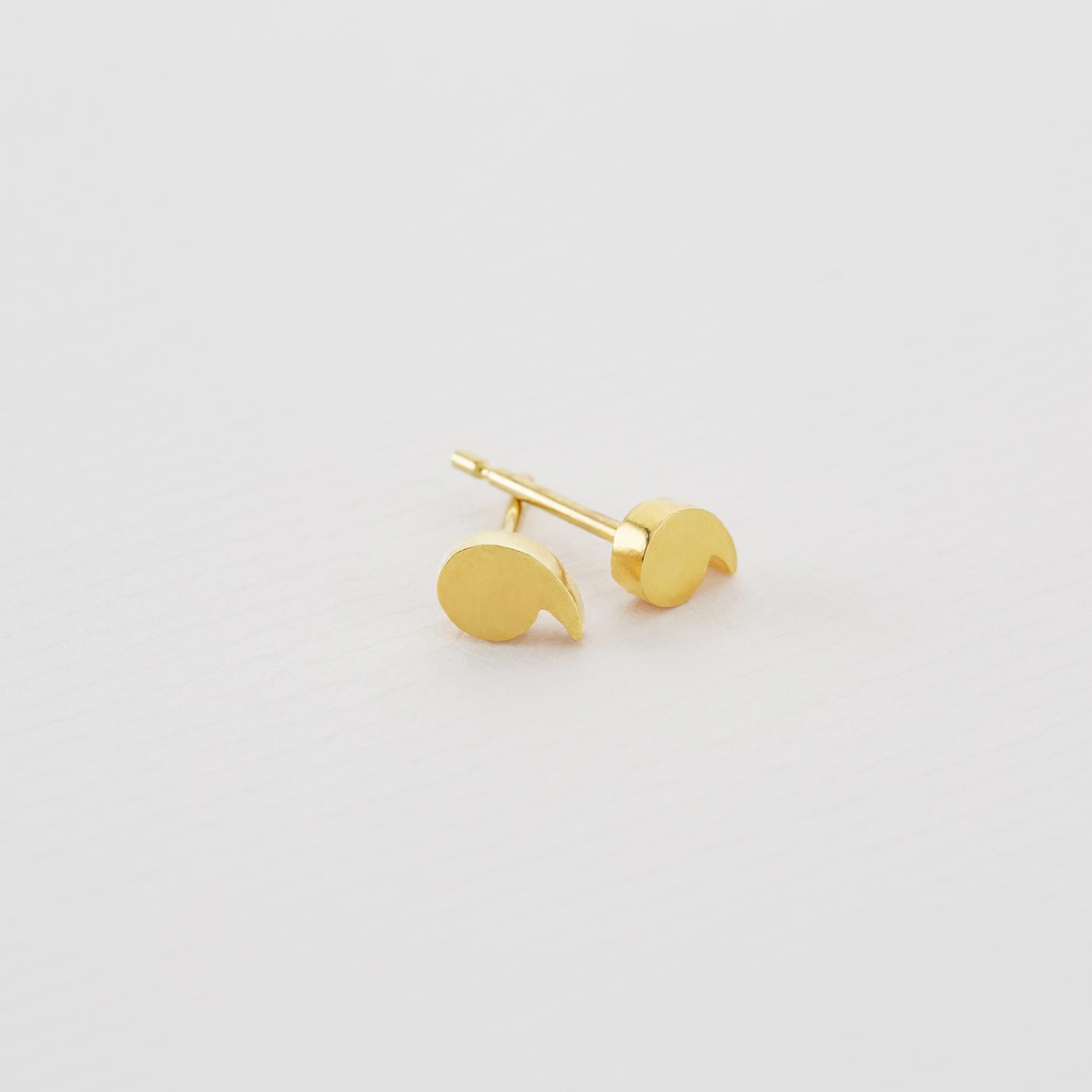 Alex Monroe Just my Type Quotation Mark Stud Earrings Gold – The Hambledon
